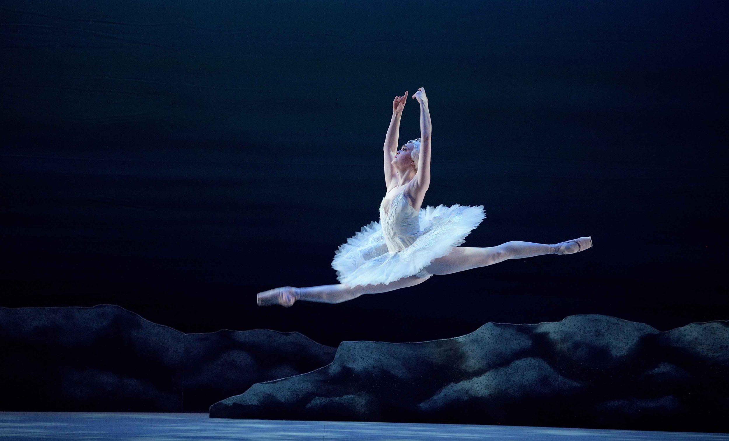 Chloe Keneally on dancing role of Odette in My First Ballet: Swan Lake ...
